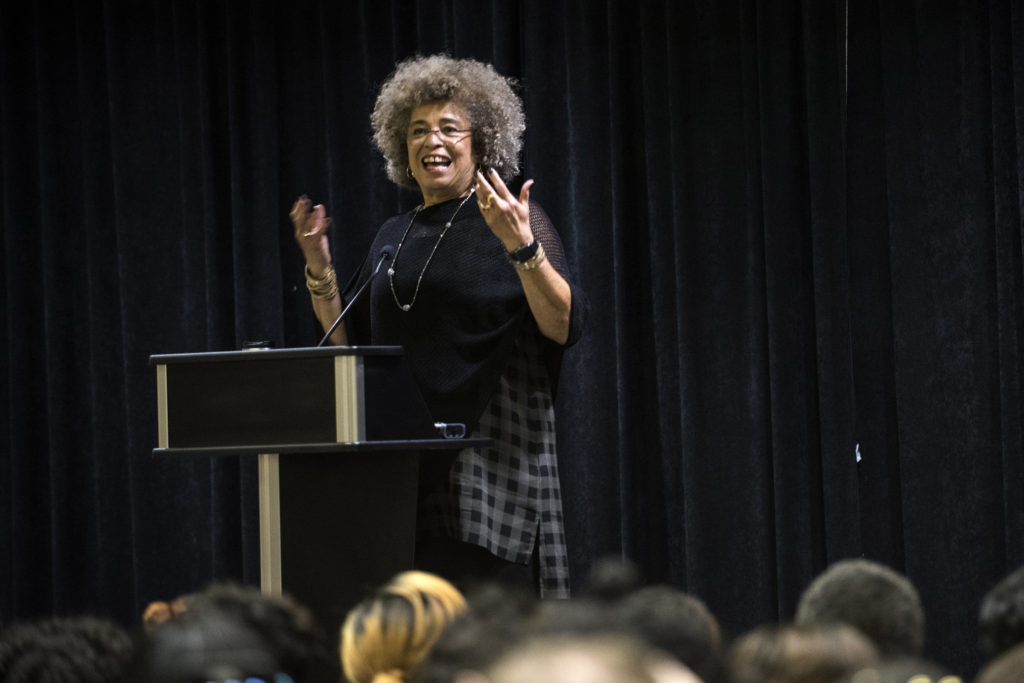 Thousands turn out to hear political activist Angela Davis speak at ...